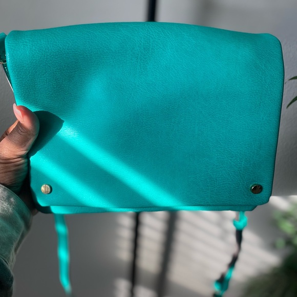 Street Level | Bags | Street Level Green Crossbody Bag Sleek Design ...